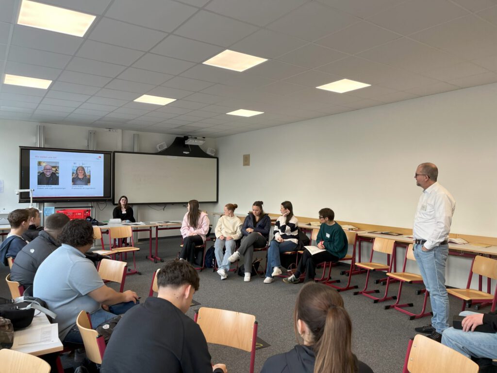 Berufskolleg und Berufsfachschule: Schüler im Austausch über ...